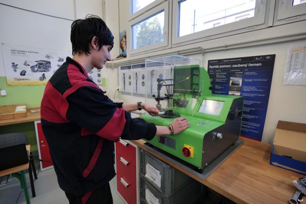 Autotronik - Autotronička: dvouleté zkrácené studium | ISŠ Vysoké nad ...