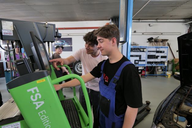 Autotronik - Autotronička: dvouleté zkrácené studium | ISŠ Vysoké nad ...