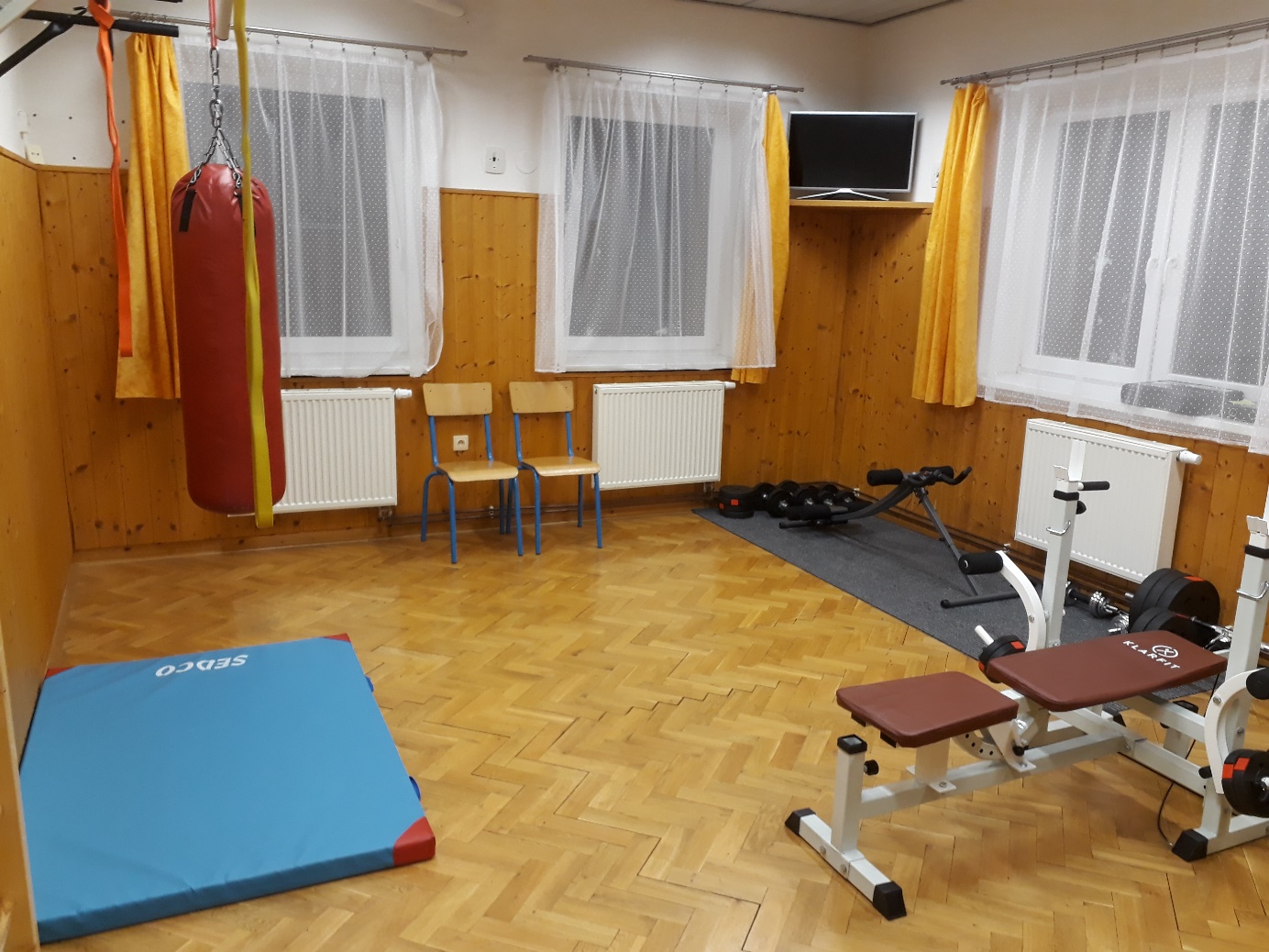 Posilovna v malé klubovně na DM 1 | ISŠ Vysoké nad Jizerou